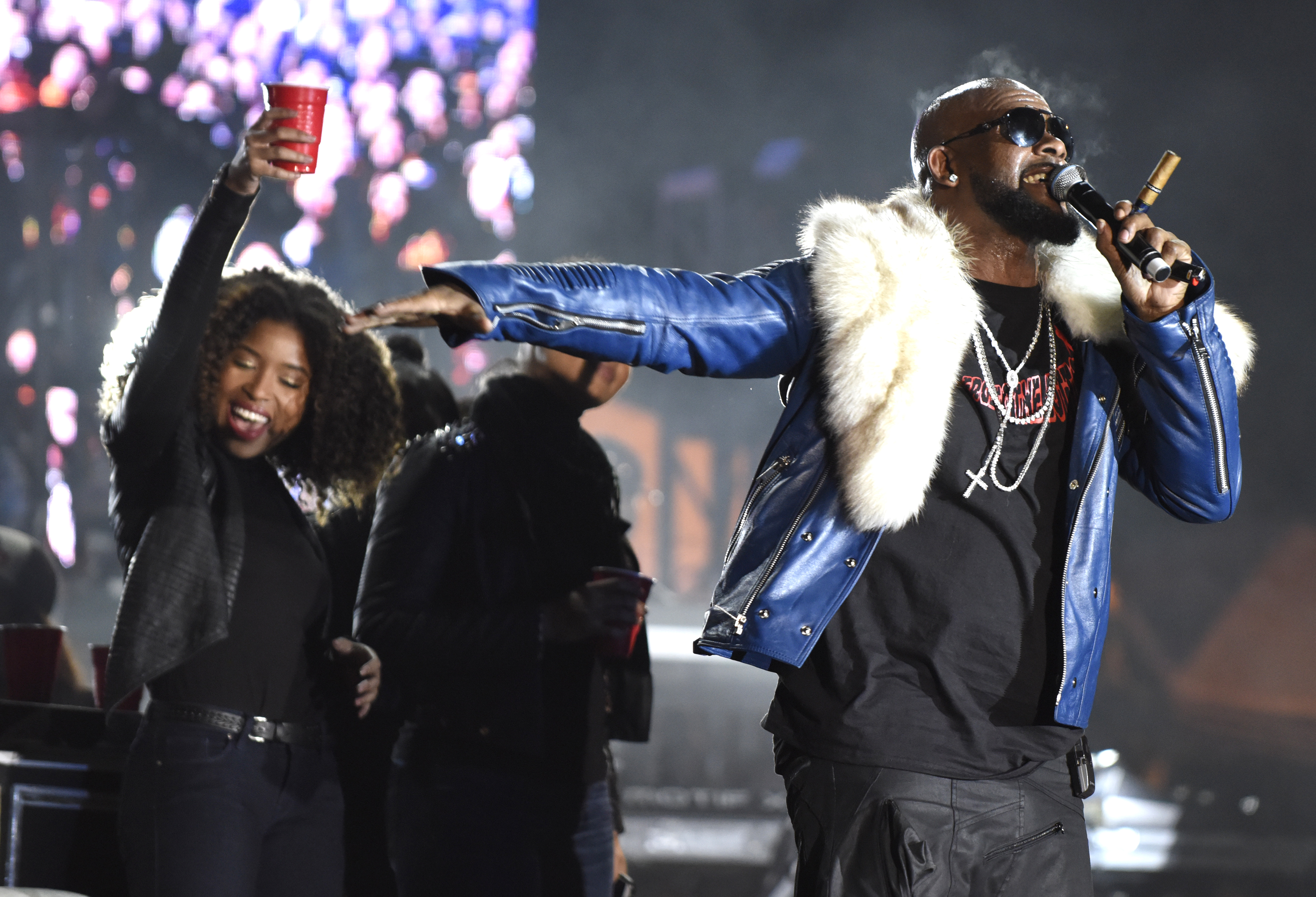 R. Kelly Look Alike Tricks Fans At Concert - K97.5