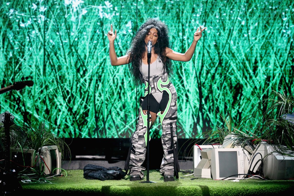 SZA Performs “The Weekend” on “SNL” [VIDEO] | K97.5